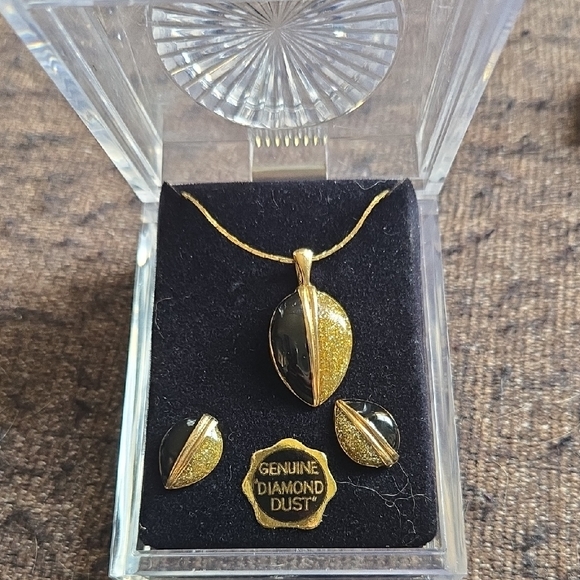 stamped korea | Jewelry | Vintage Genuine Diamond Dust And Black Enamel ...